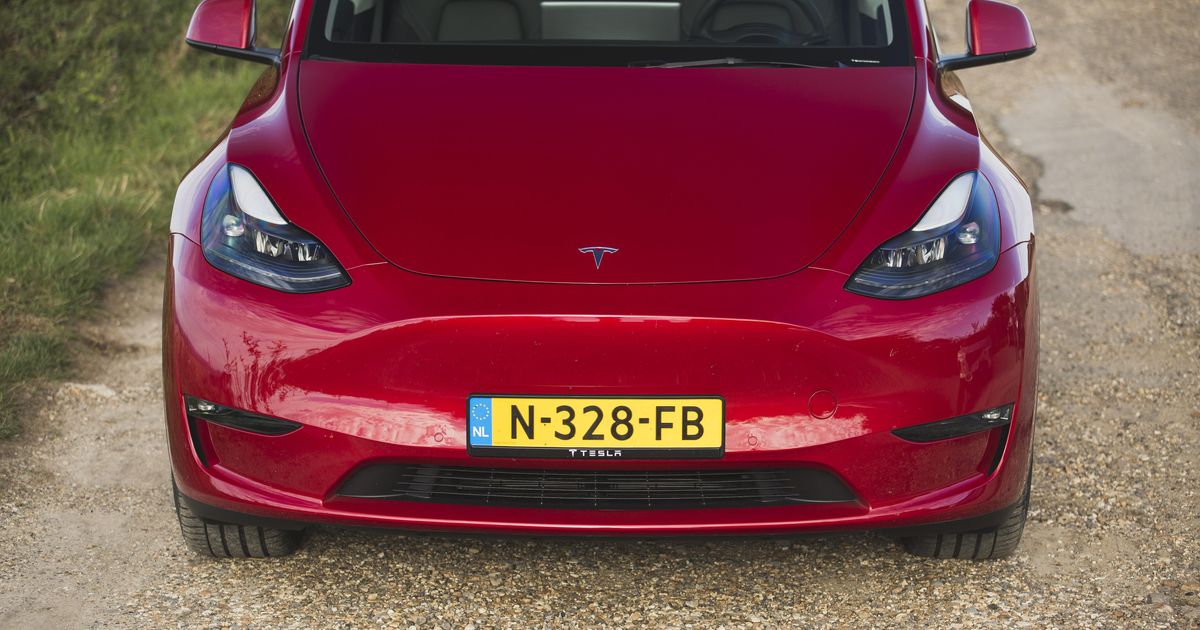 Tesla valued at $1 trillion, selling 100,000 electric cars to Hertz ...