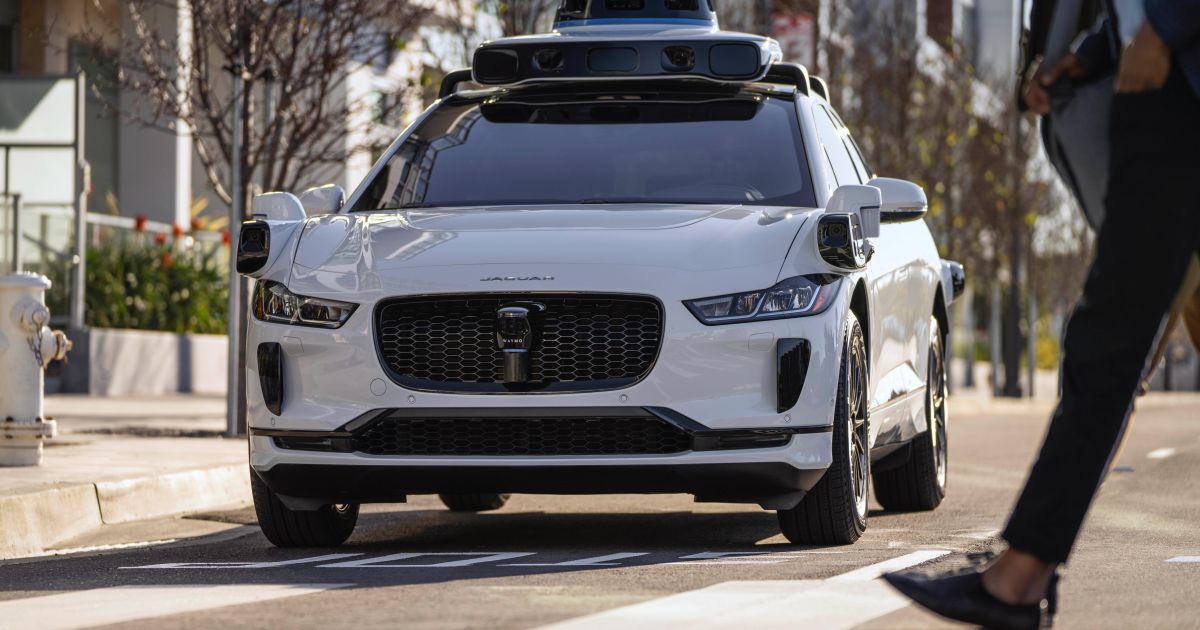 Watch this robot taxi avoid an accident like a human | CarExpert