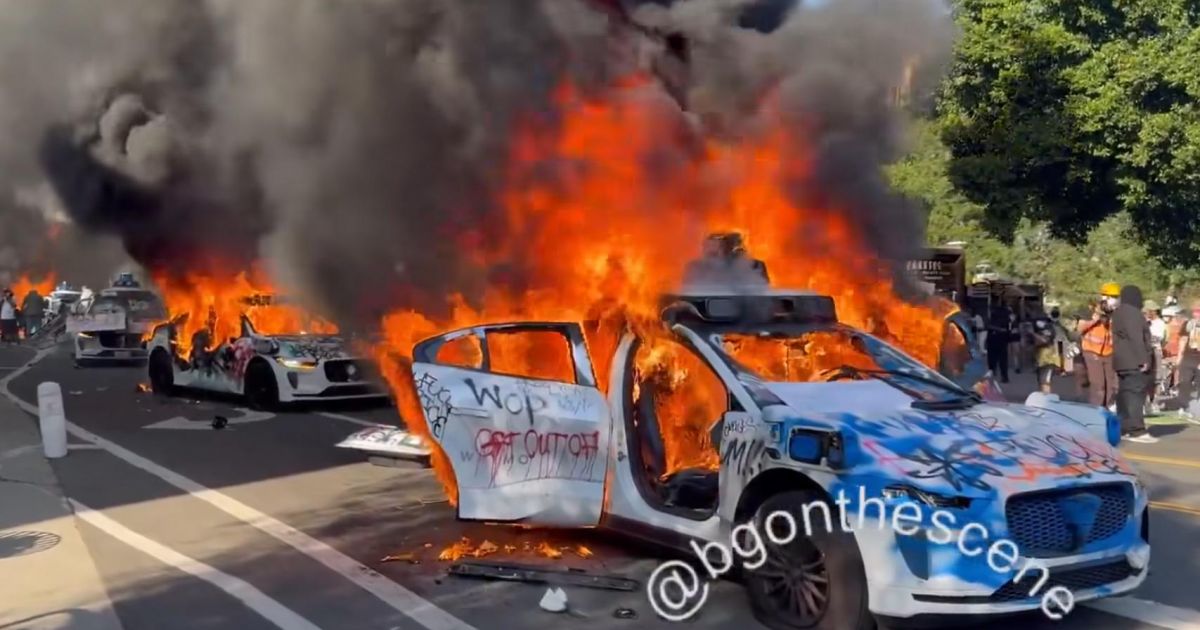 Google’s robotaxis focused in LA riots, providers cancelled - Road Universe
