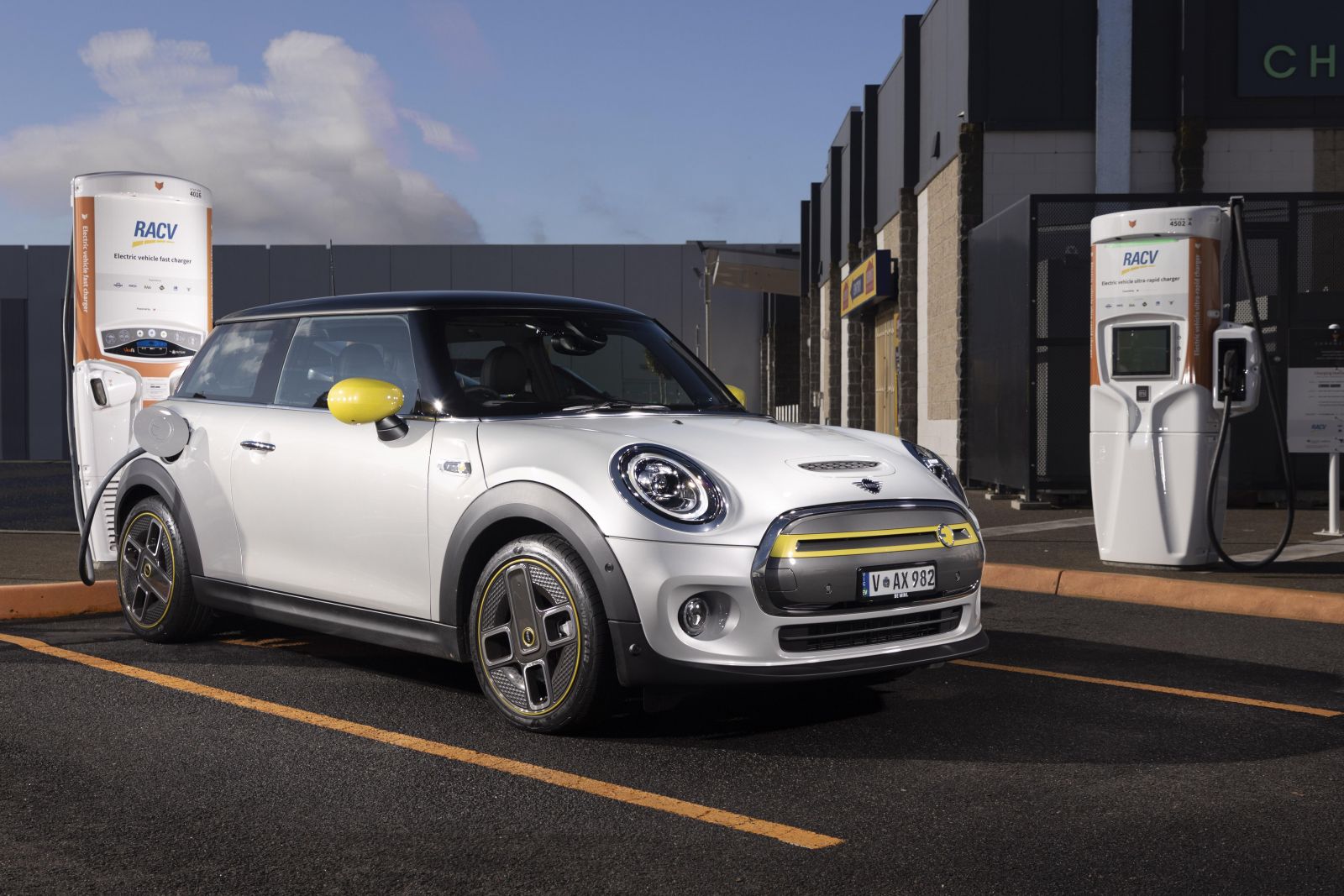 Mini debuts Multitone gradient roof option | CarExpert