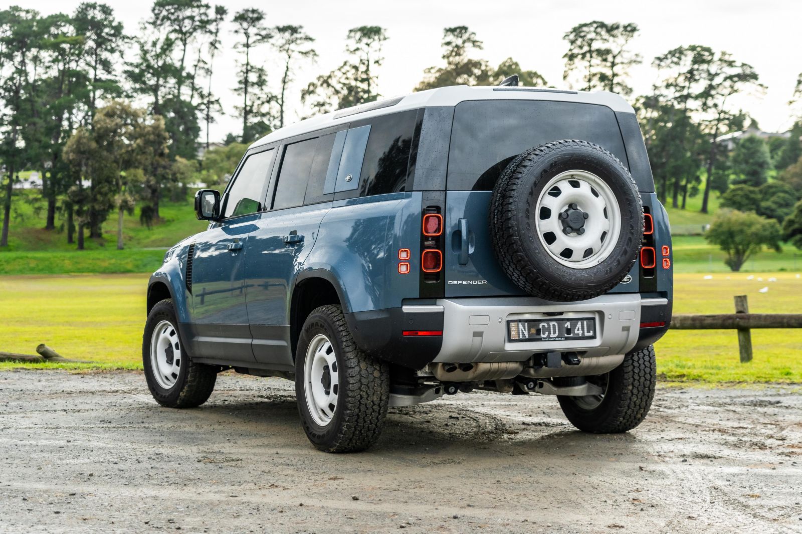 Land Rover planning upmarket Range Rover-based Defender - report ...