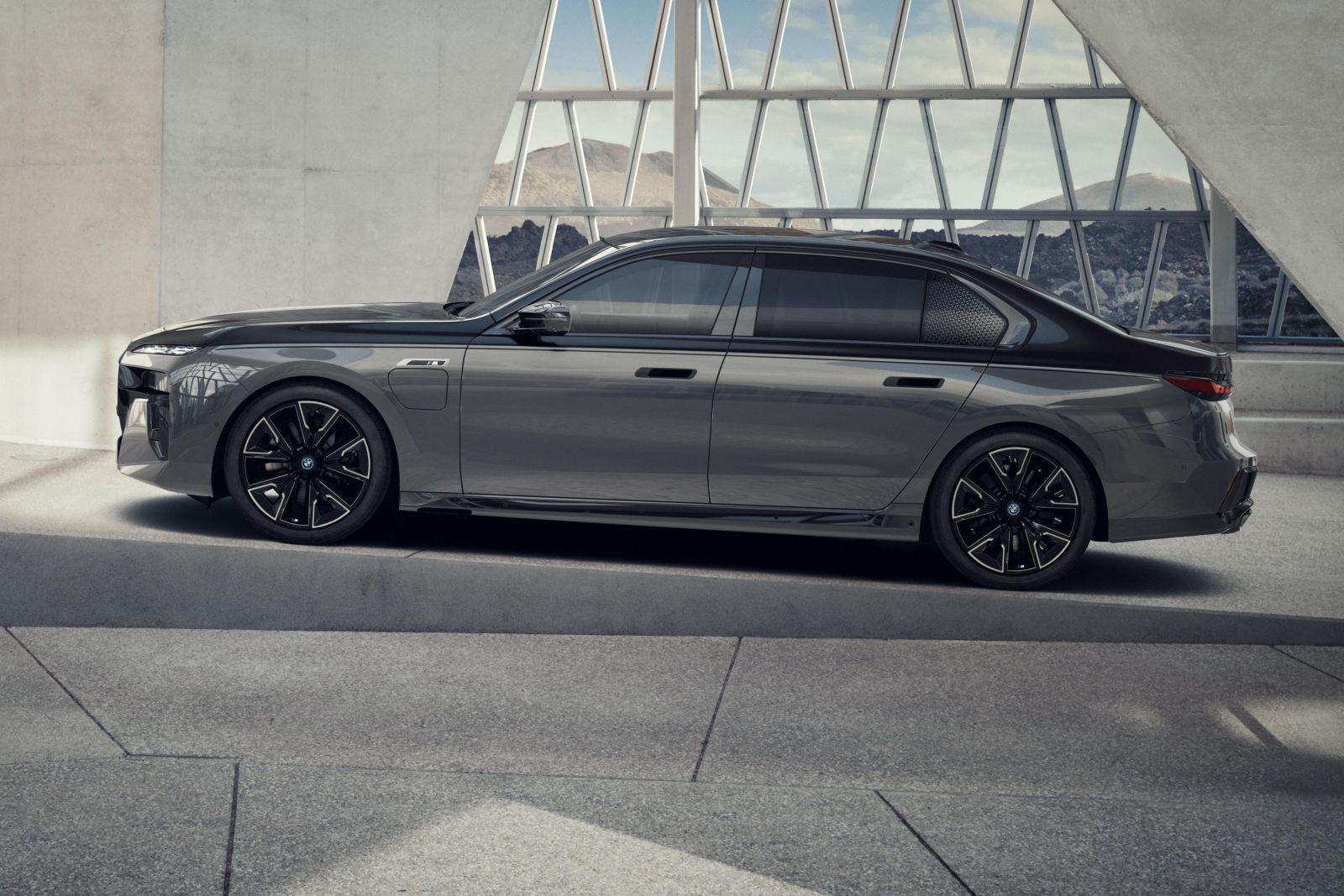 2023 BMW M760e PHEV replaces axed V12 | CarExpert
