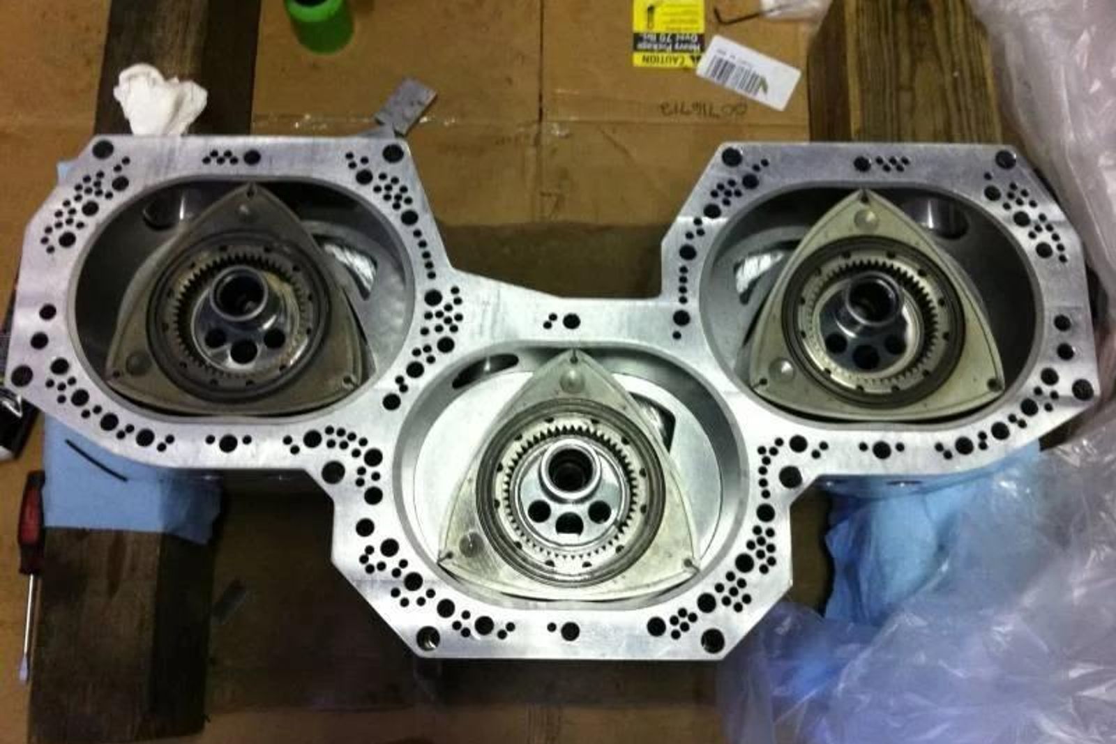 This man built a 12 rotor, 5000hp, 15.7L (960cu) engine and it runs ...
