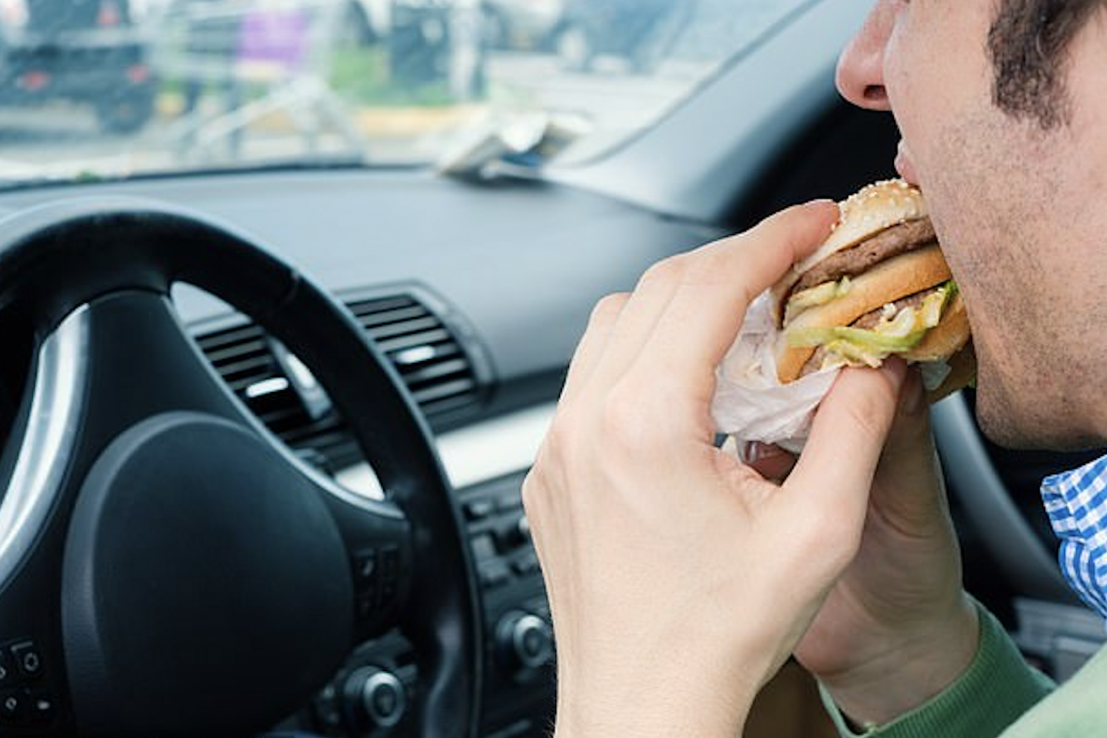 Is it legal to eat while driving in Australia? | CarExpert