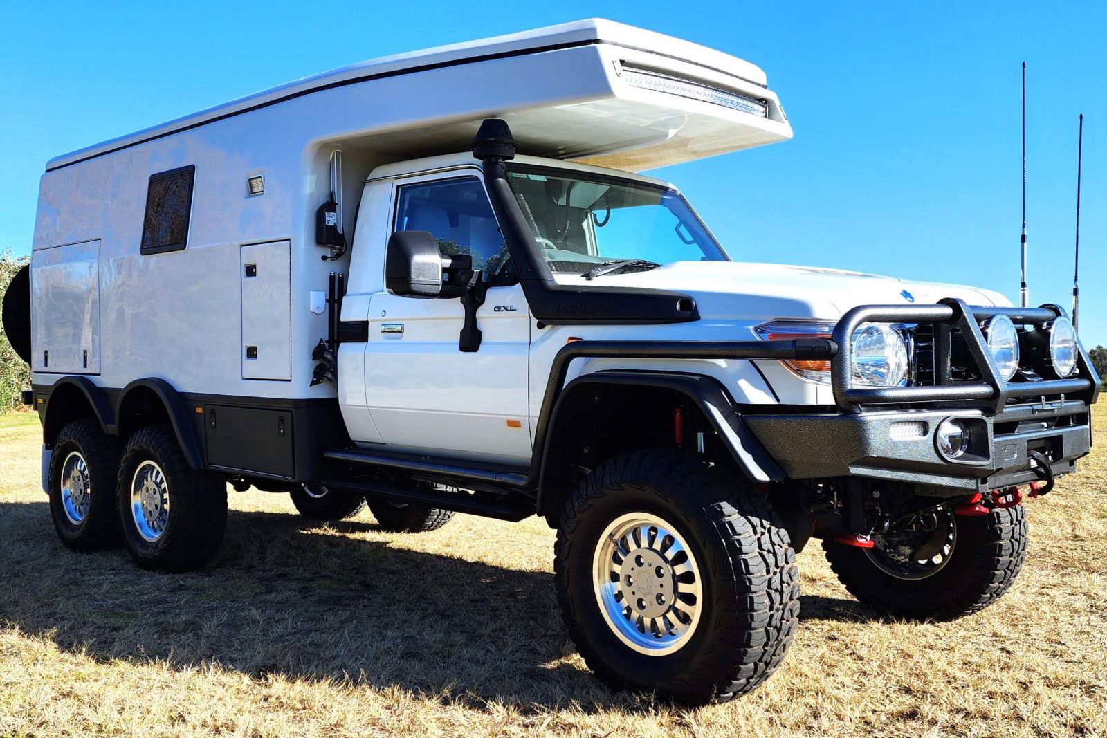 Six-wheel drive LandCruiser 79 motorhome is here to crush continents ...