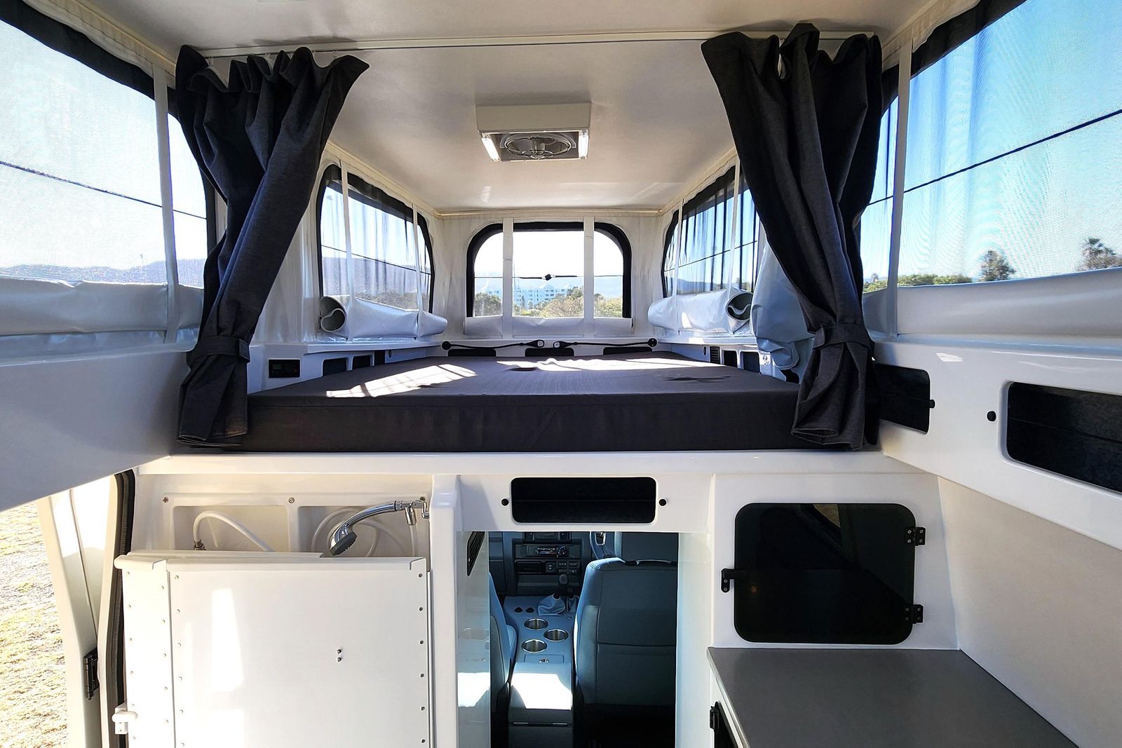 Six-wheel drive LandCruiser 79 motorhome is here to crush continents ...