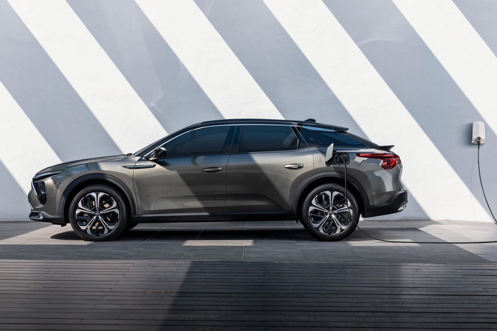 2025 Citroen C5 X Plug-in Hybrid price and specs | CarExpert