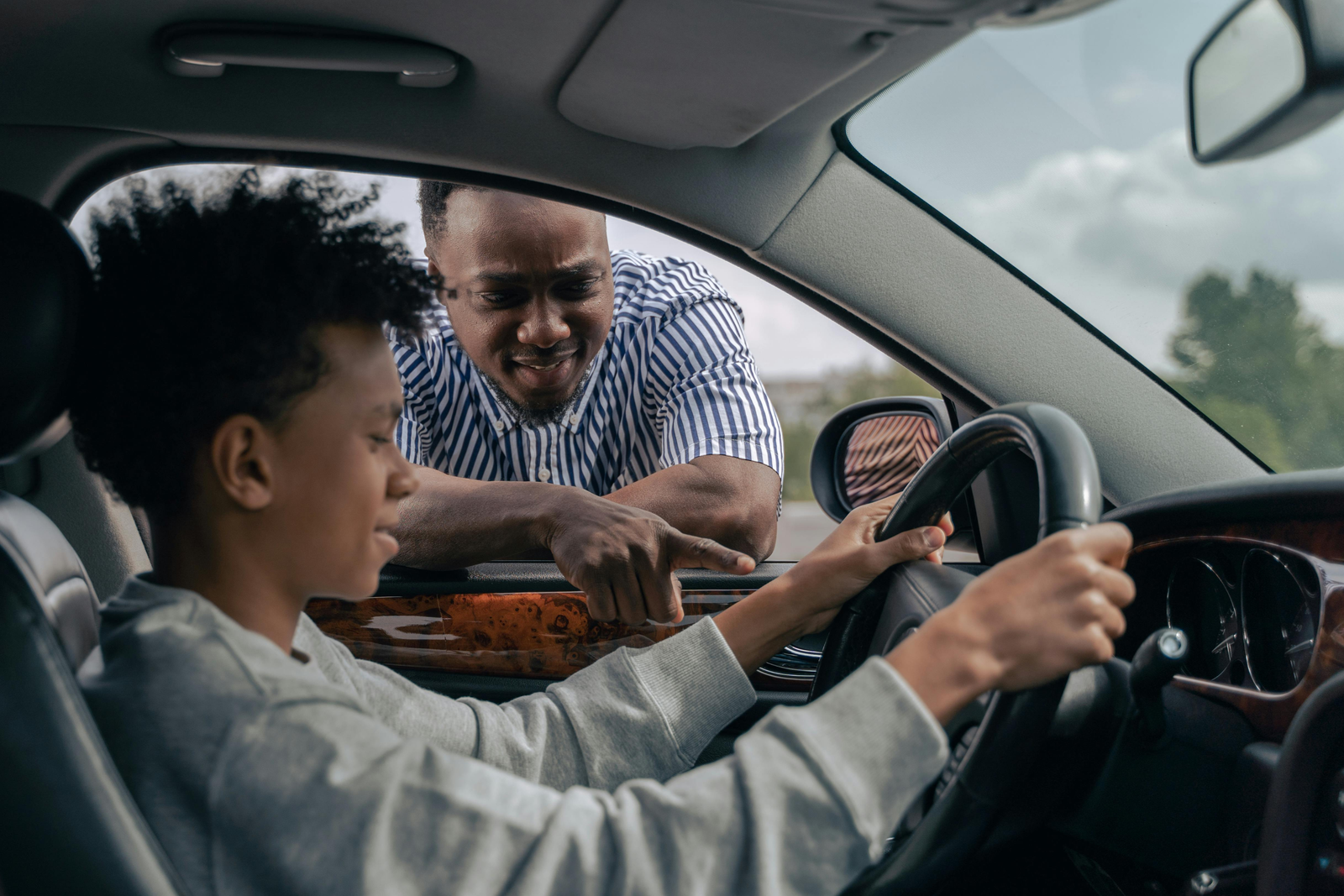 The only way to safely hold a car steering wheel | CarExpert