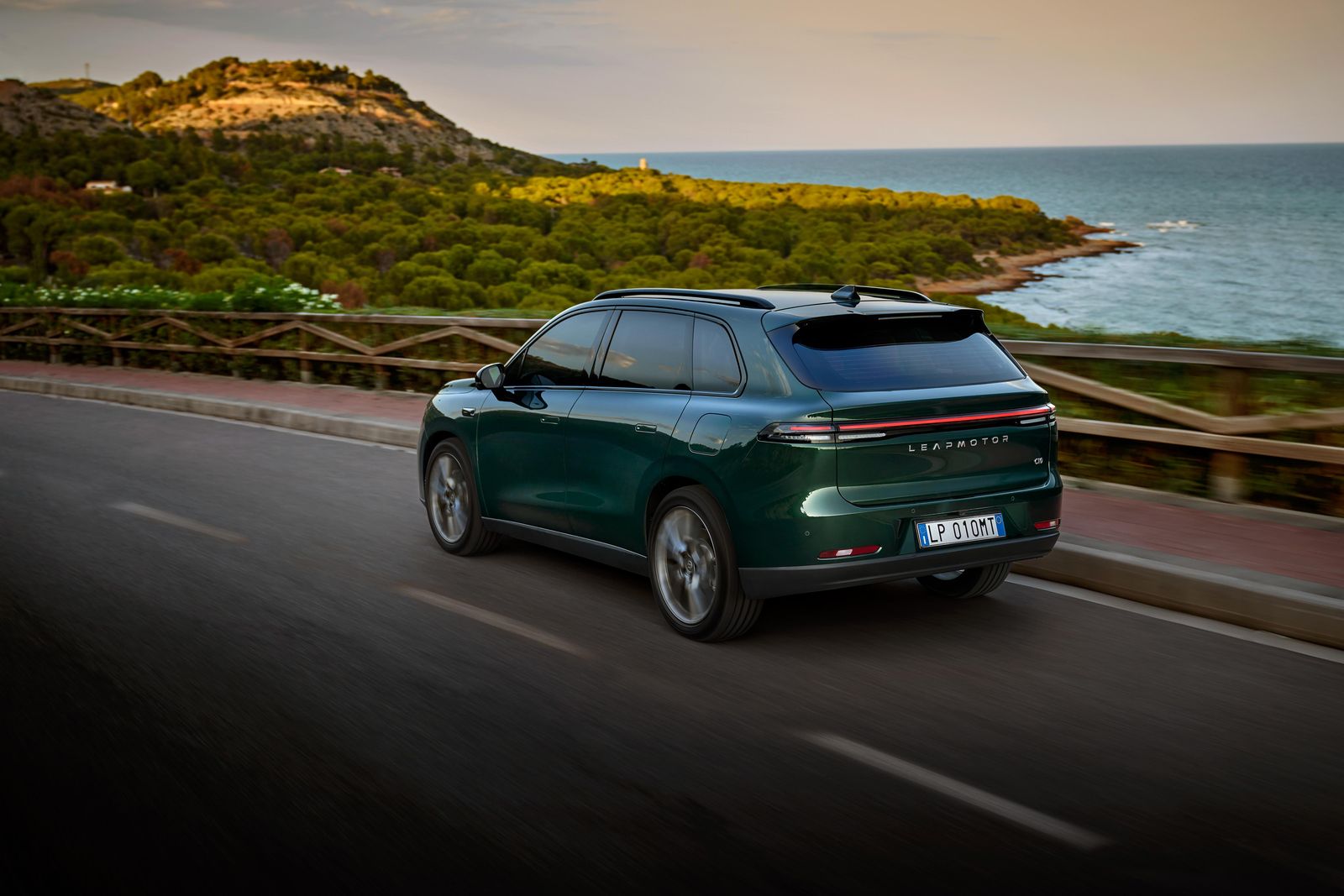 2025 Leapmotor C10 REEV: Hybrid SUV lands in Australia with 1150km ...