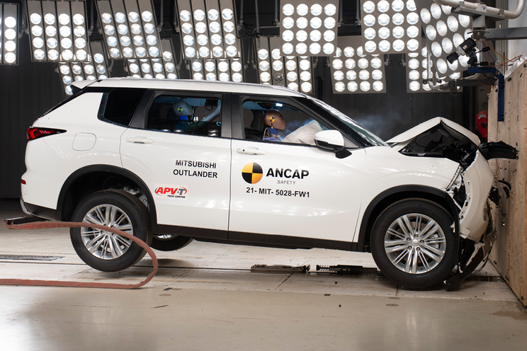 2025 Mitsubishi Outlander PHEV vs BYD Sealion 6 comparison: Spec battle ...