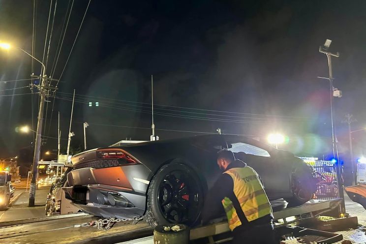 Driver of rented Lambo flees scene after running out of talent and ... Driver of rented Lambo flees scene after running out of talent and ...