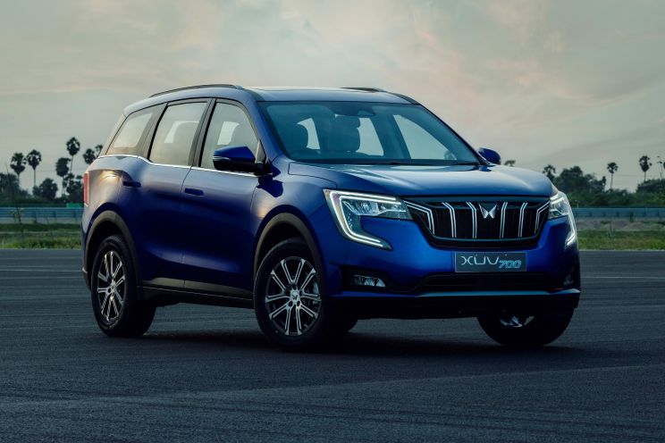 2025 Mahindra XUV700 AX7L vs Mitsubishi Outlander LS 2WD: Spec battle | CarExpert