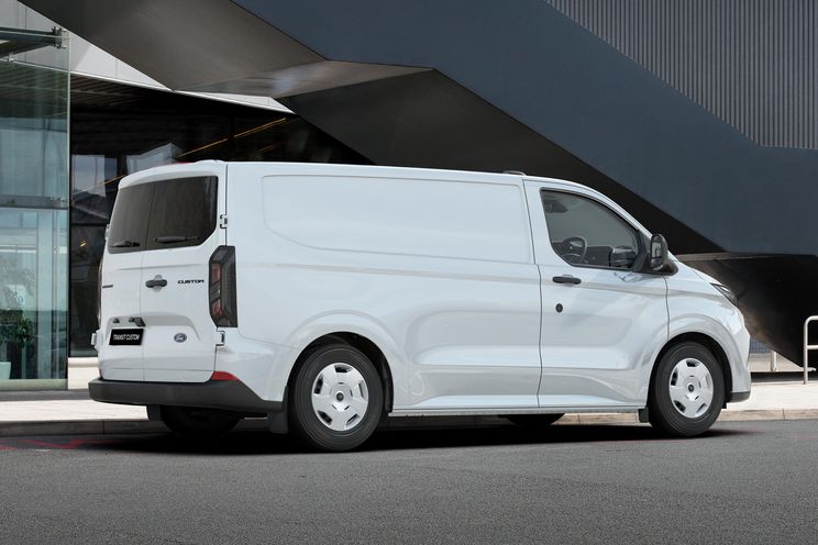 2025 Toyota HiAce vs Ford Transit Custom comparison | CarExpert