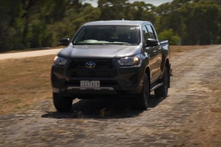 2025 JAC T9 vs Toyota HiLux comparison: Durability test | CarExpert