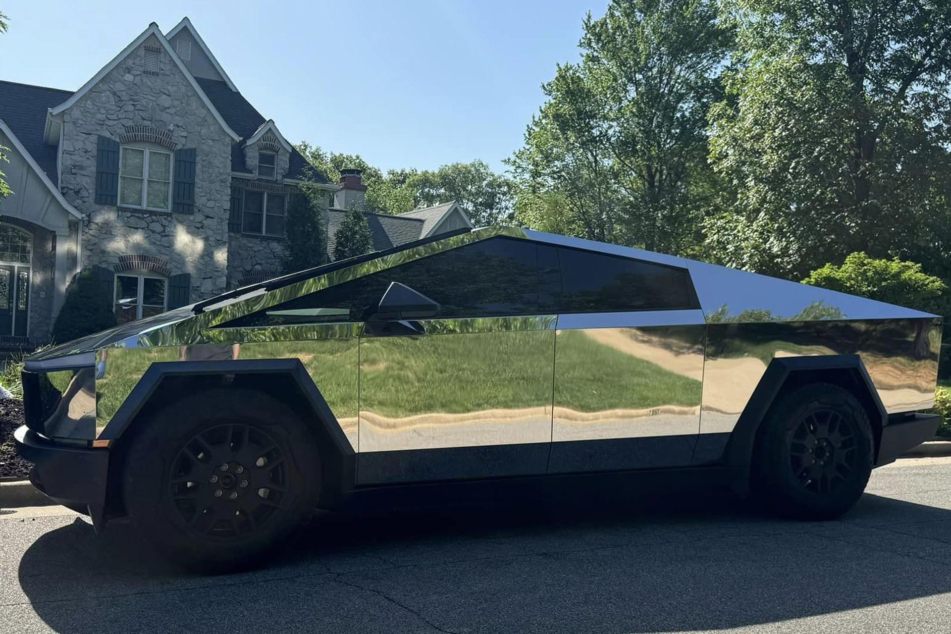 Mirror-finish Tesla Cybertrucks are the distracting yet legal new trend ...