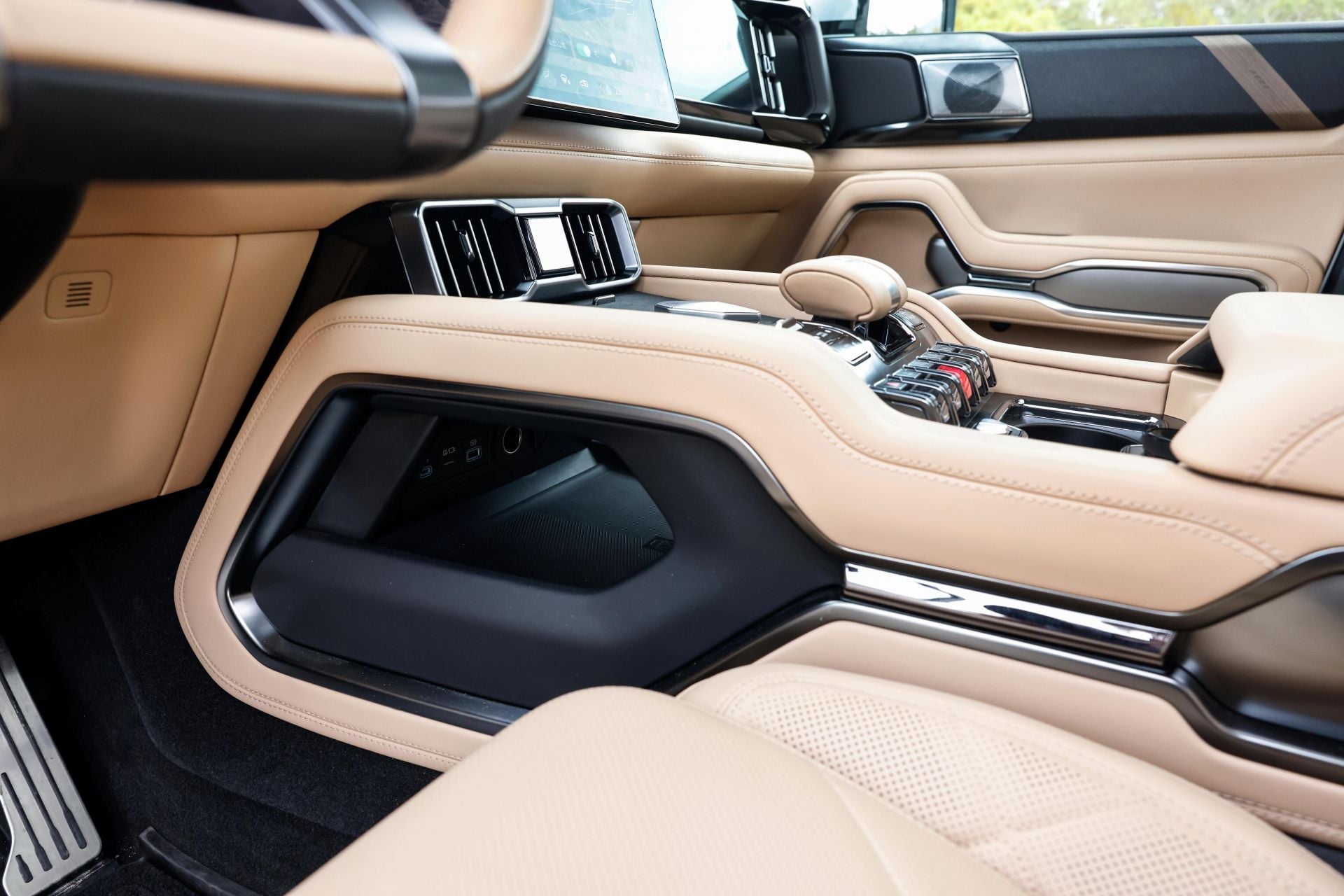 2025 BYD Denza B8 review: Quick drive | CarExpert