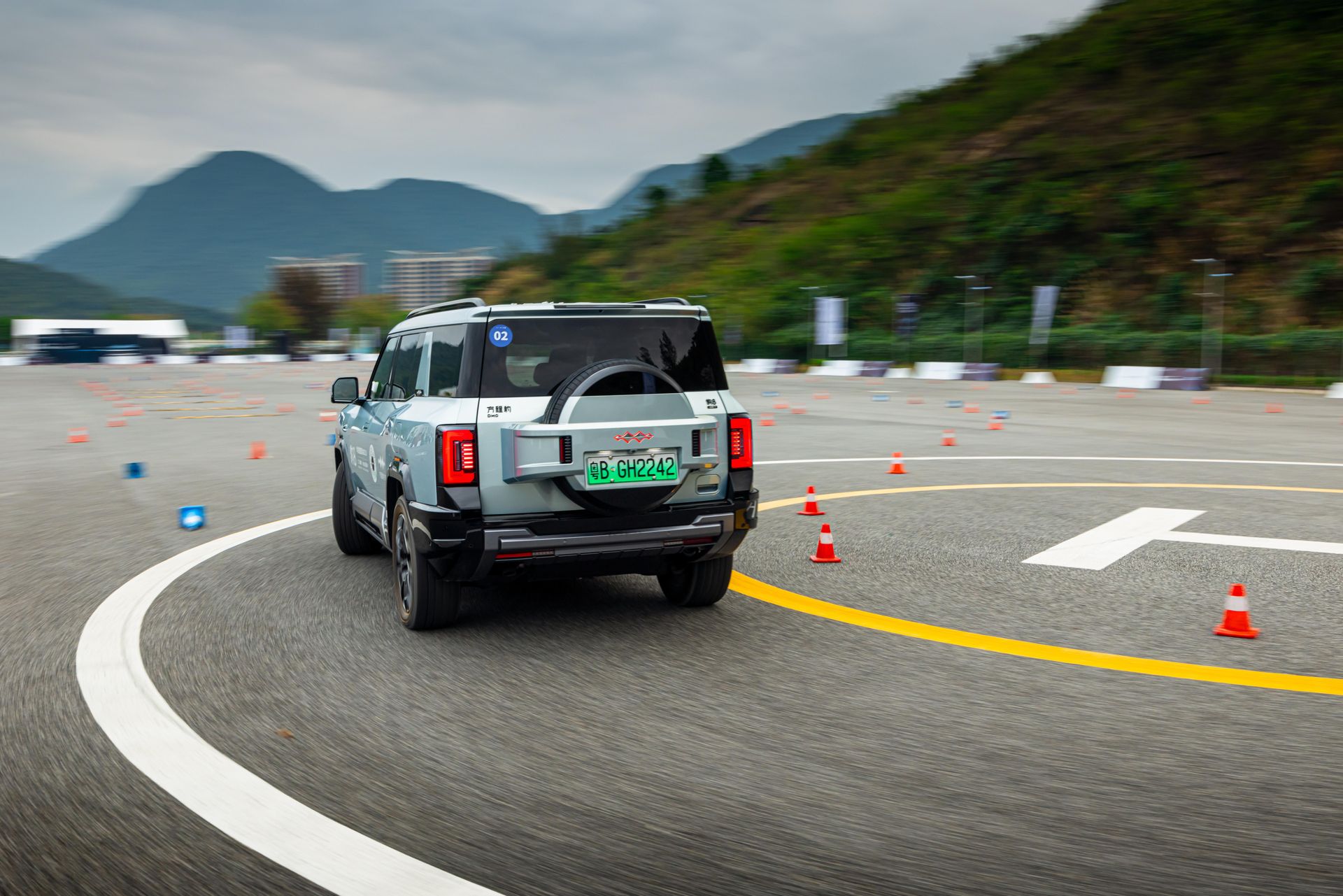 2025 BYD Denza B8 review: Quick drive | CarExpert