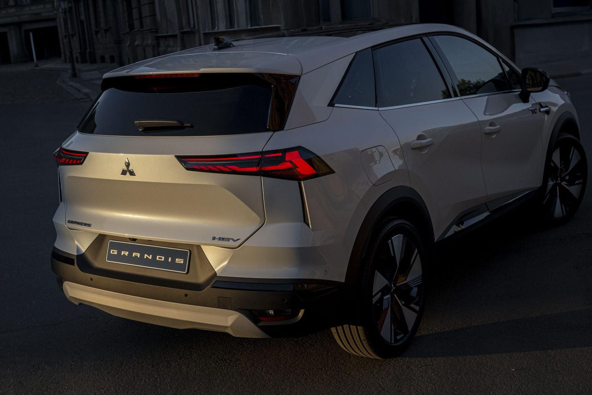 Mitsubishi Grandis returns, however it's not a folks mover - Road Universe