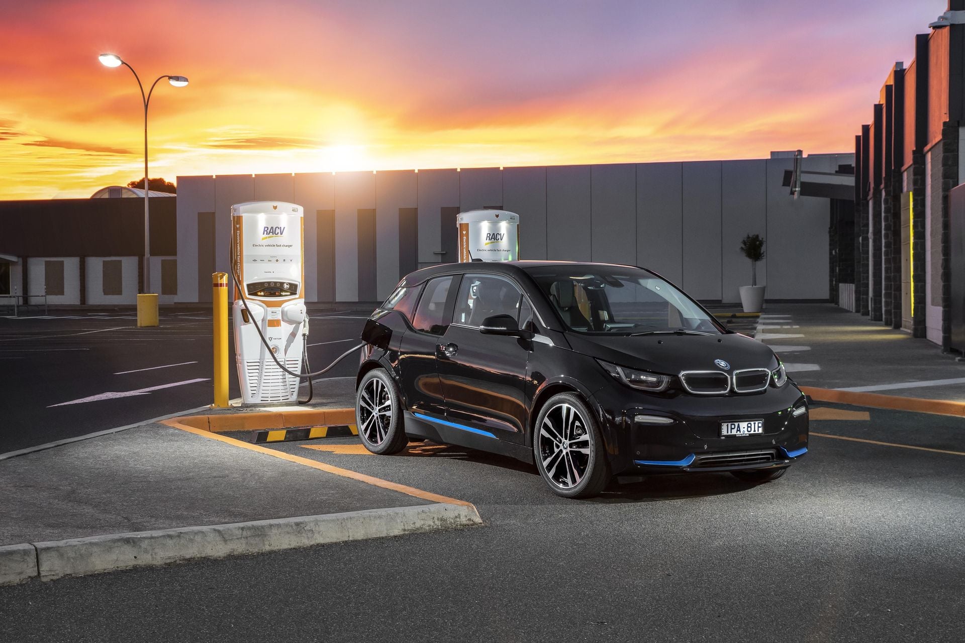 Fees coming for electric cars overstaying their welcome at chargers ...