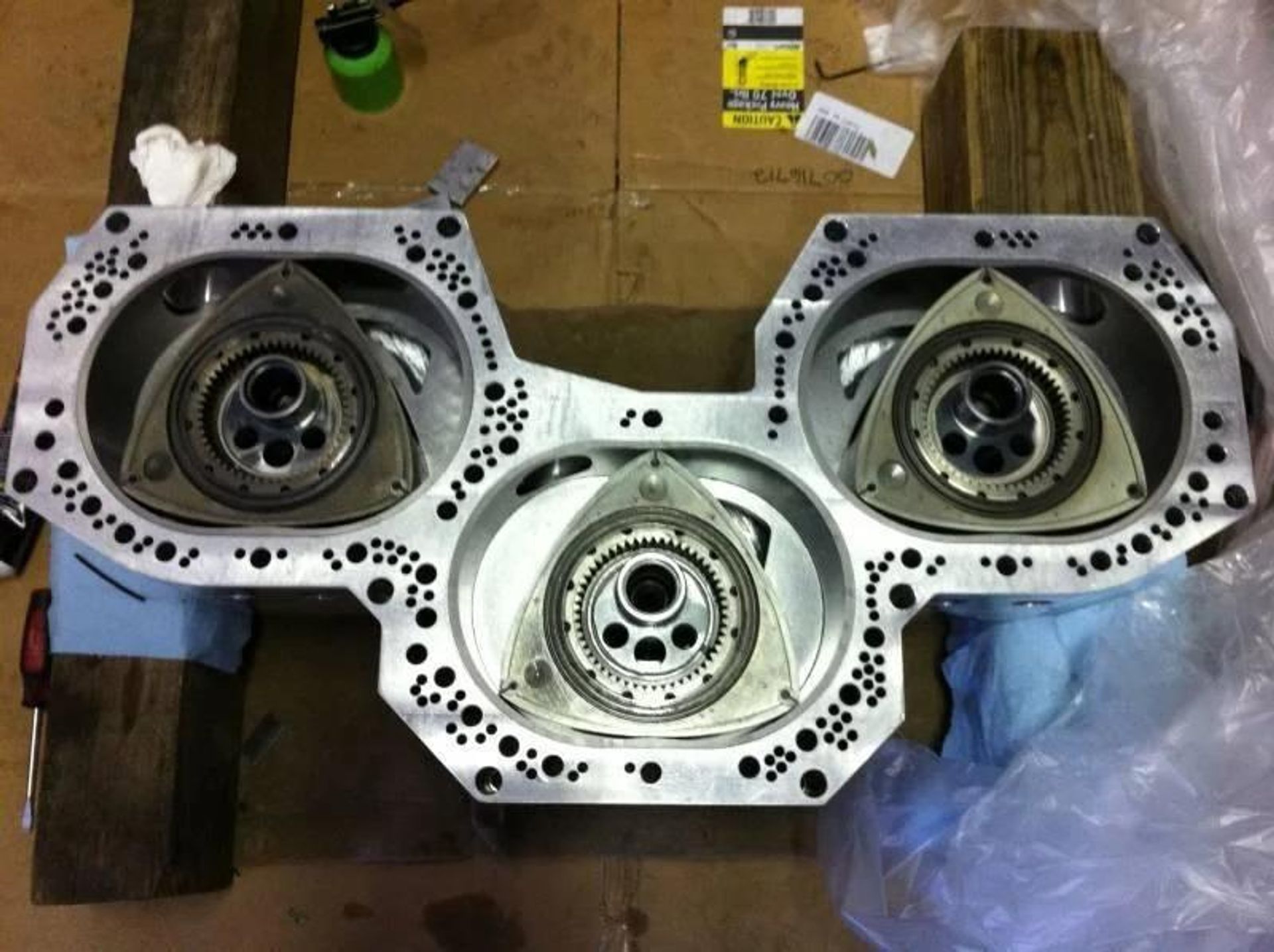 This man built a 12 rotor, 5000hp, 15.7L (960cu) engine and it runs ...