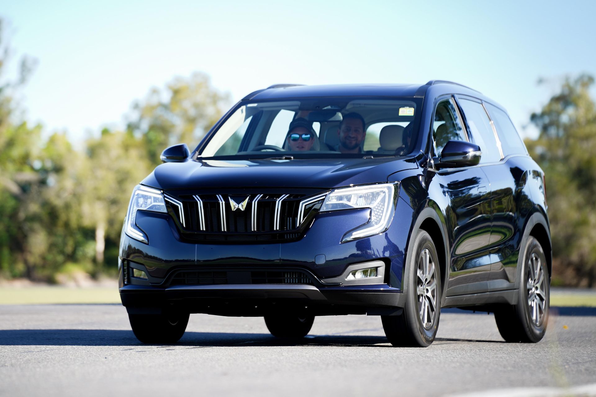 2025 Mahindra XUV700 AX7L vs Mitsubishi Outlander LS 2WD: Spec battle ...