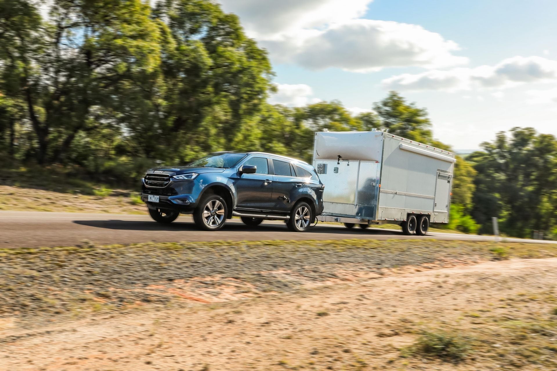 Best 4WD SUV towing test: Some fail our challenges! MU-X vs LandCruiser ...