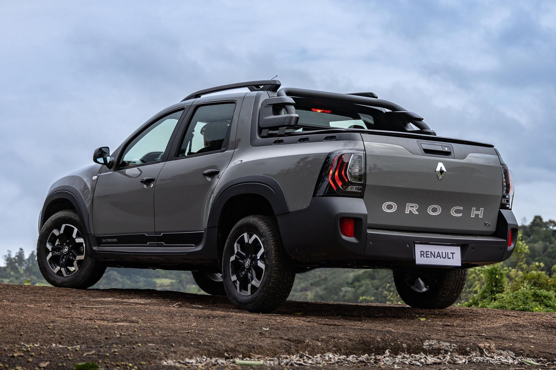 Renault Duster ute revealed with a tiny tray | CarExpert