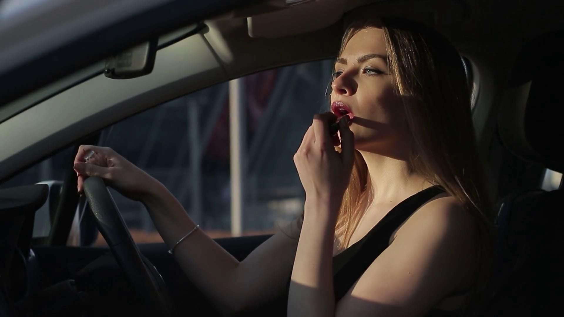 Is it legal to do your makeup while you're driving? | CarExpert