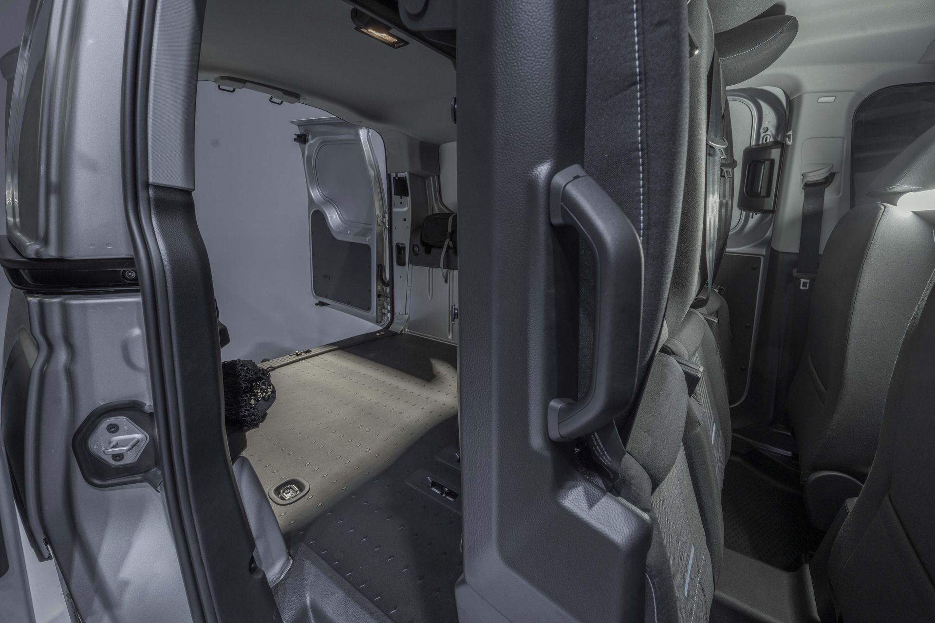 Ford reveals baby Transit plug-in hybrid with over 100km of range ...