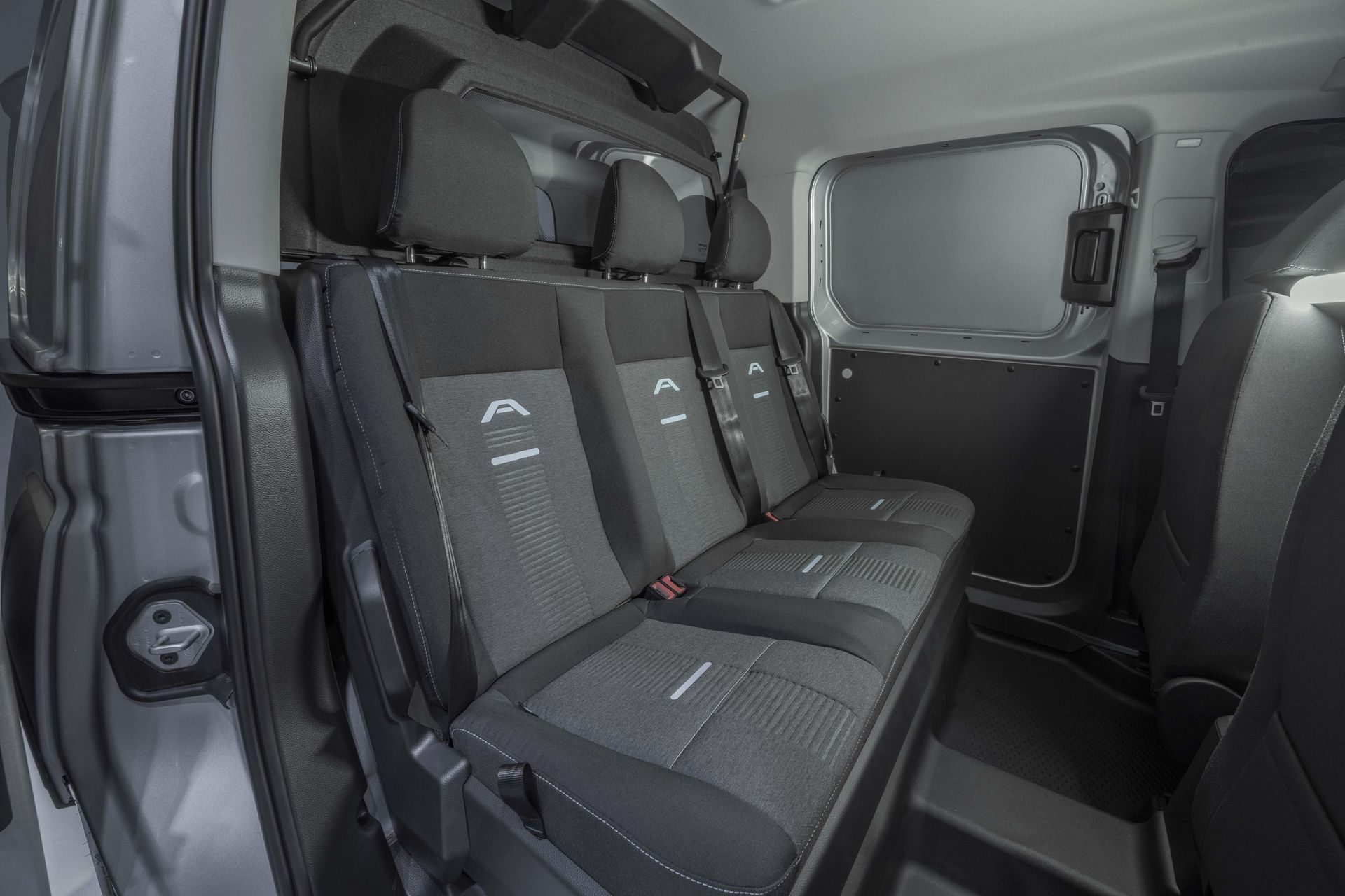 Ford reveals baby Transit plug-in hybrid with over 100km of range ...