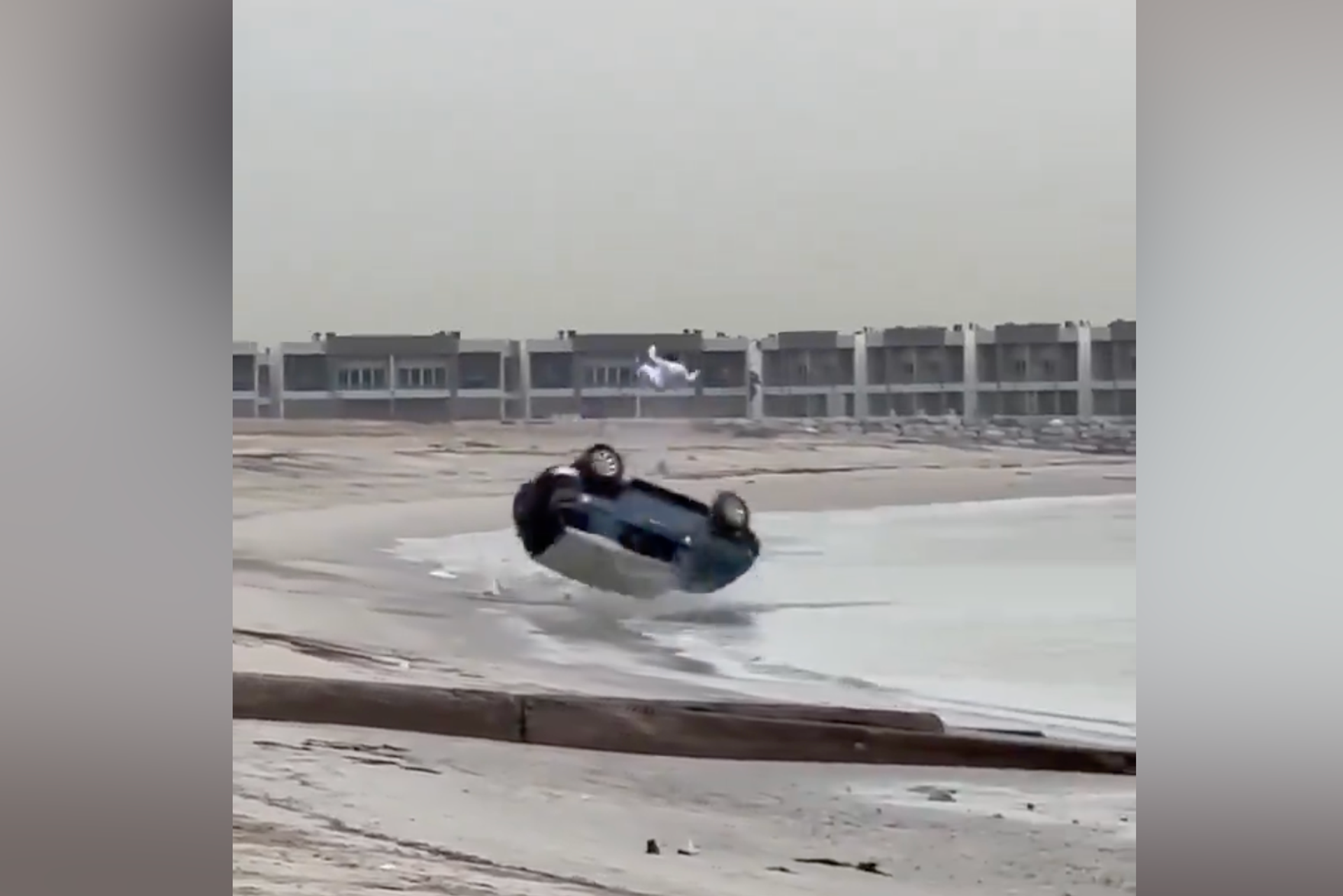 Man thrown from FJ Cruiser in beach rollover caught on camera | CarExpert