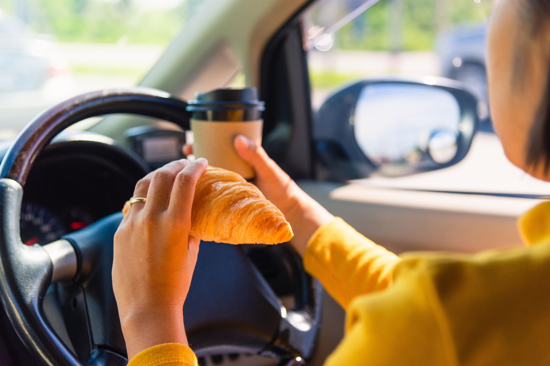 Is it legal to eat while driving in Australia? | CarExpert
