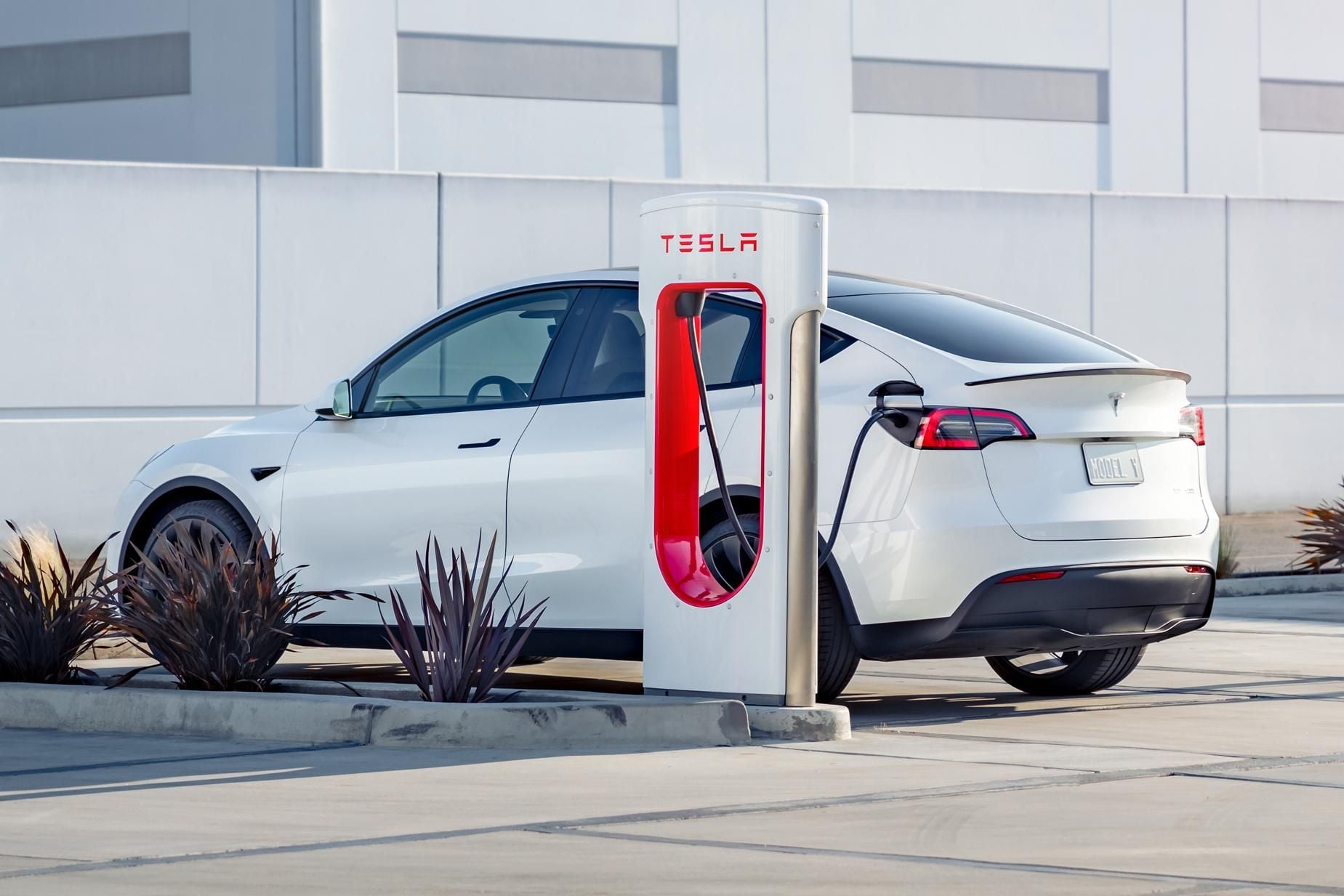 Tesla opens the Southern Hemisphere's largest Supercharger site in NSW ...