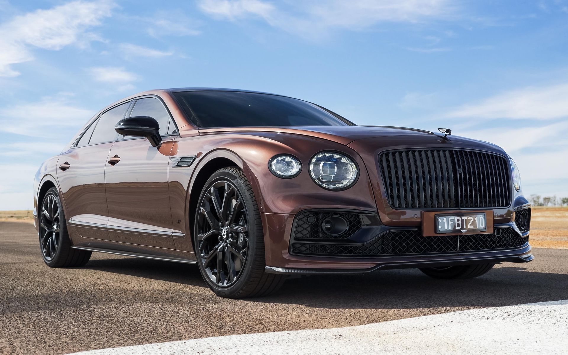 V8 Bentley vs V12 Maybach vs V12 Rolls-Royce vs Hyundai EV drag race ...