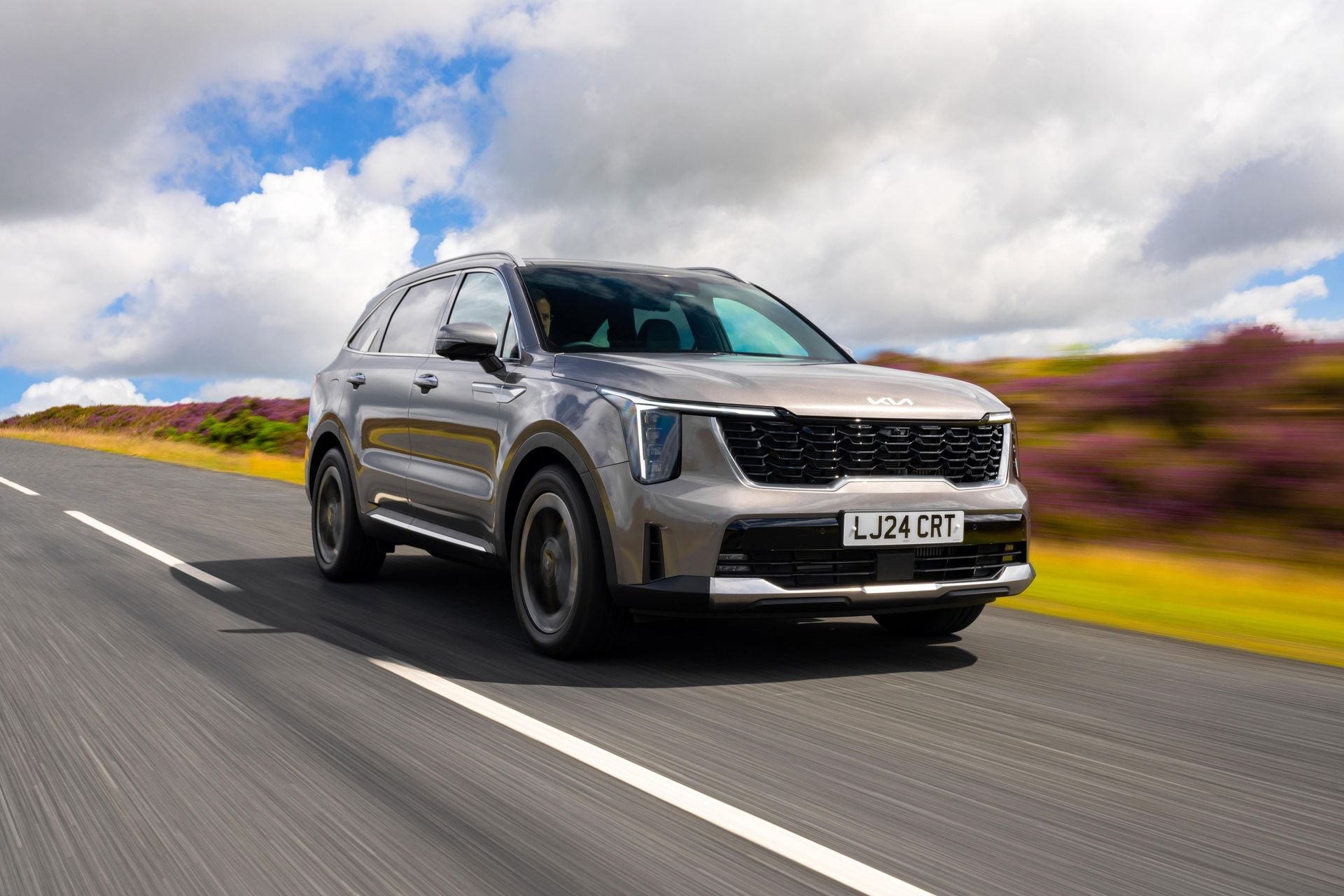 2025 Kia Sorento PHEV price rises, scores cleaner plug-in system ...