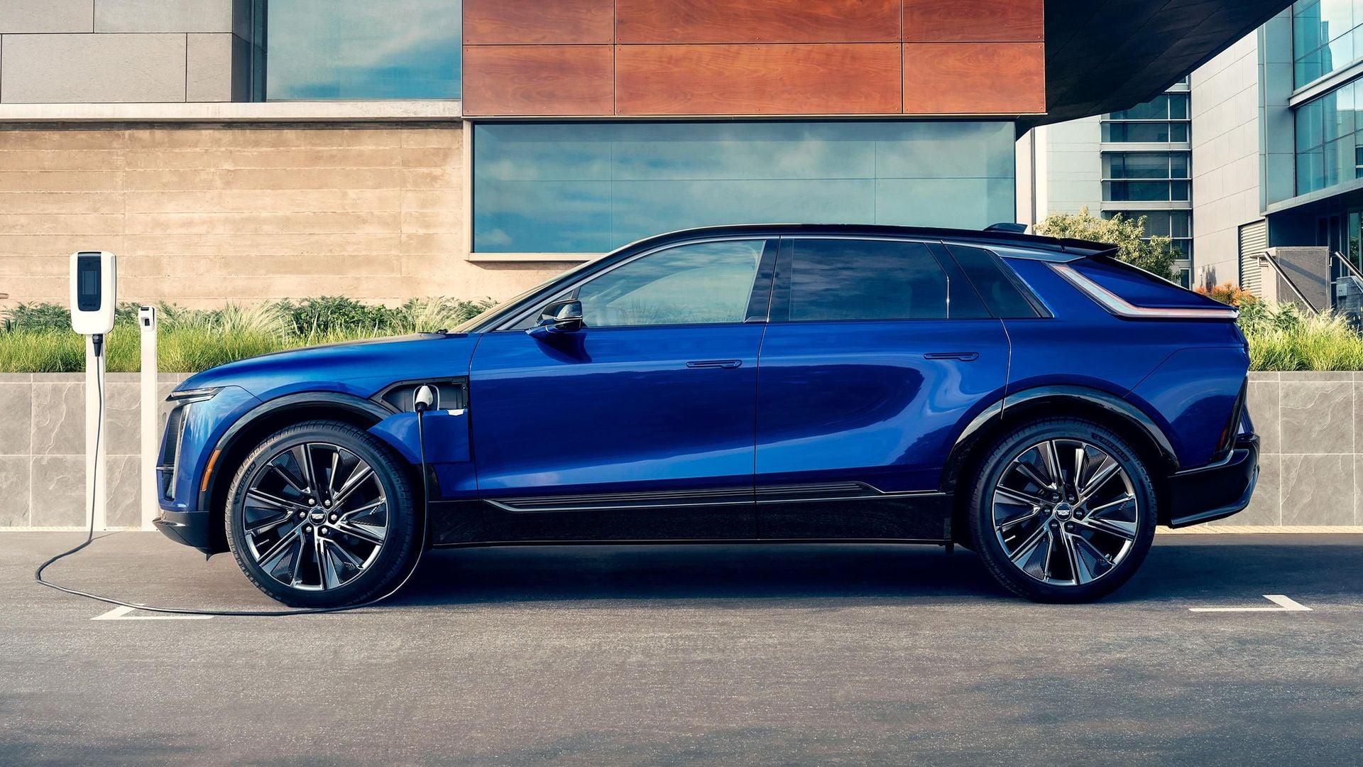Cadillac adamant slowing EV sales won't change its local electric-only ...