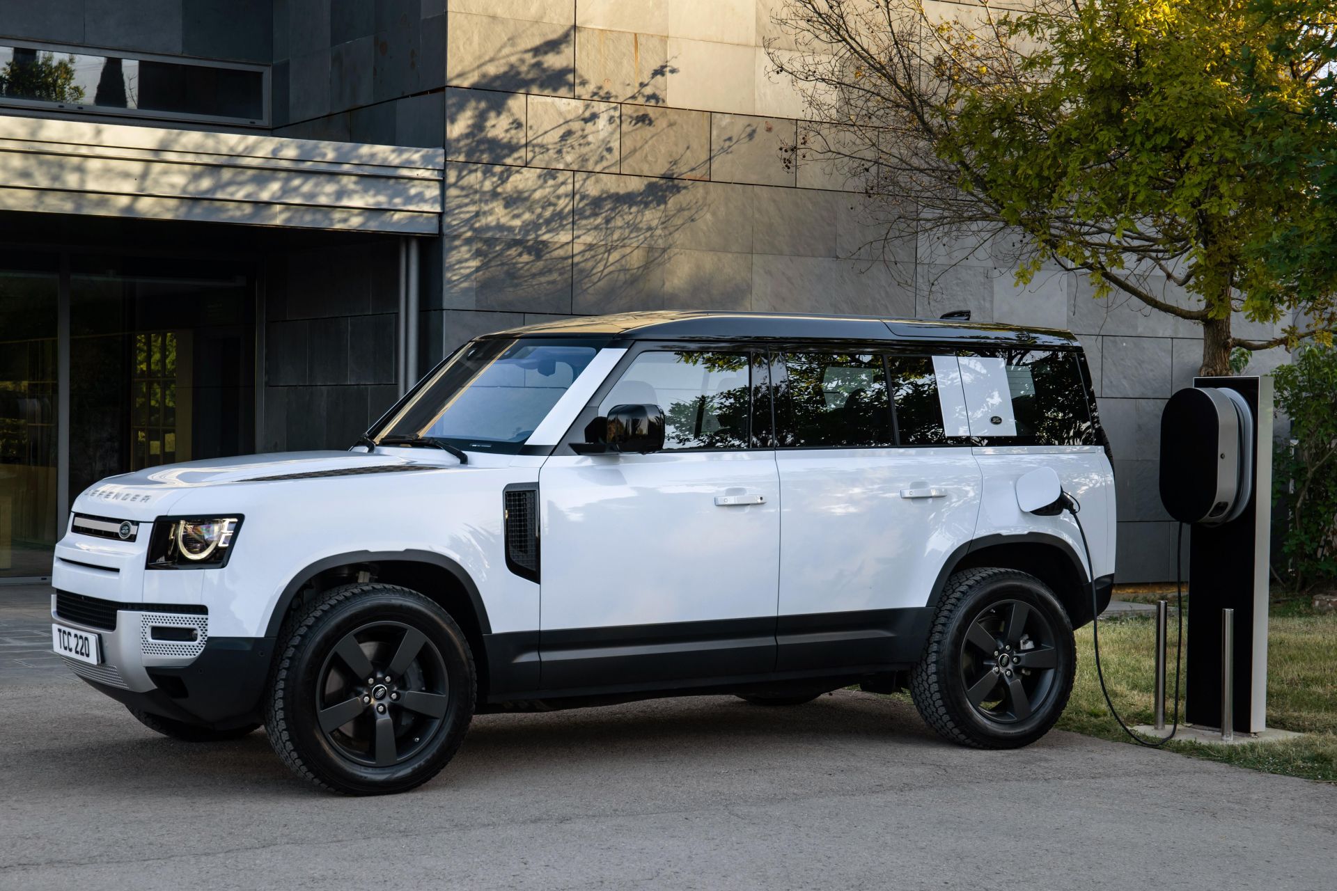 Electric Land Rover Defender will need to wait | CarExpert