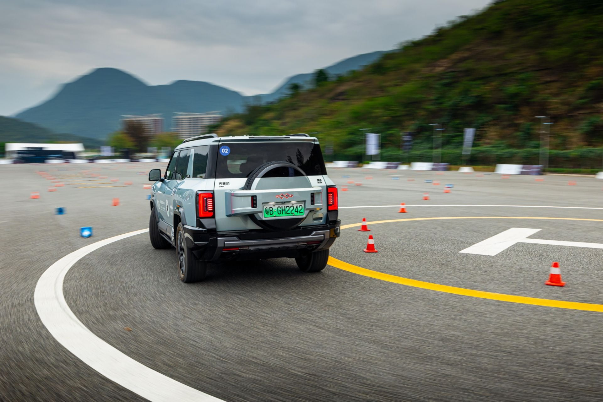 2025 BYD Denza B8 review: Quick drive | CarExpert