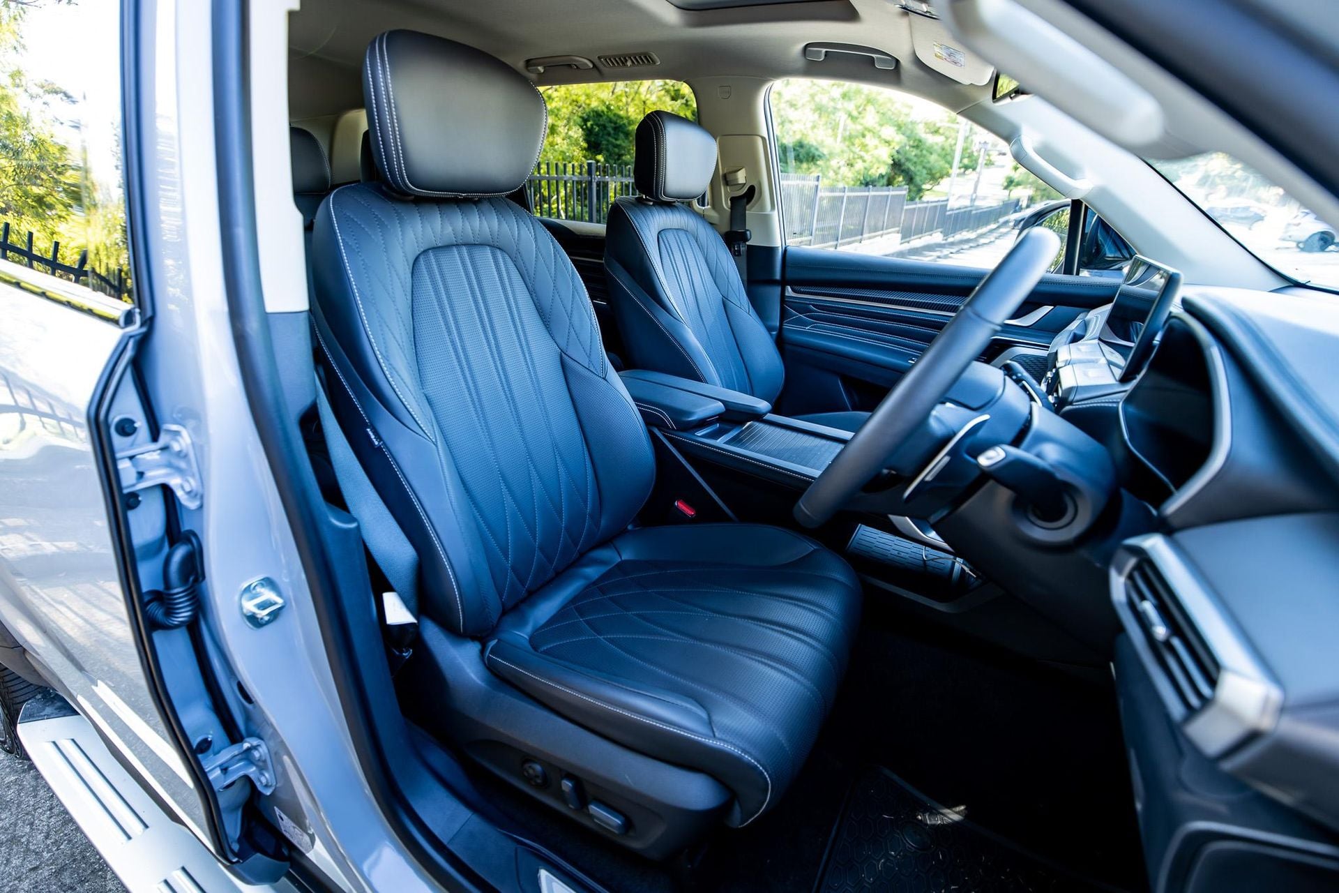 2025 LDV D90 review | CarExpert