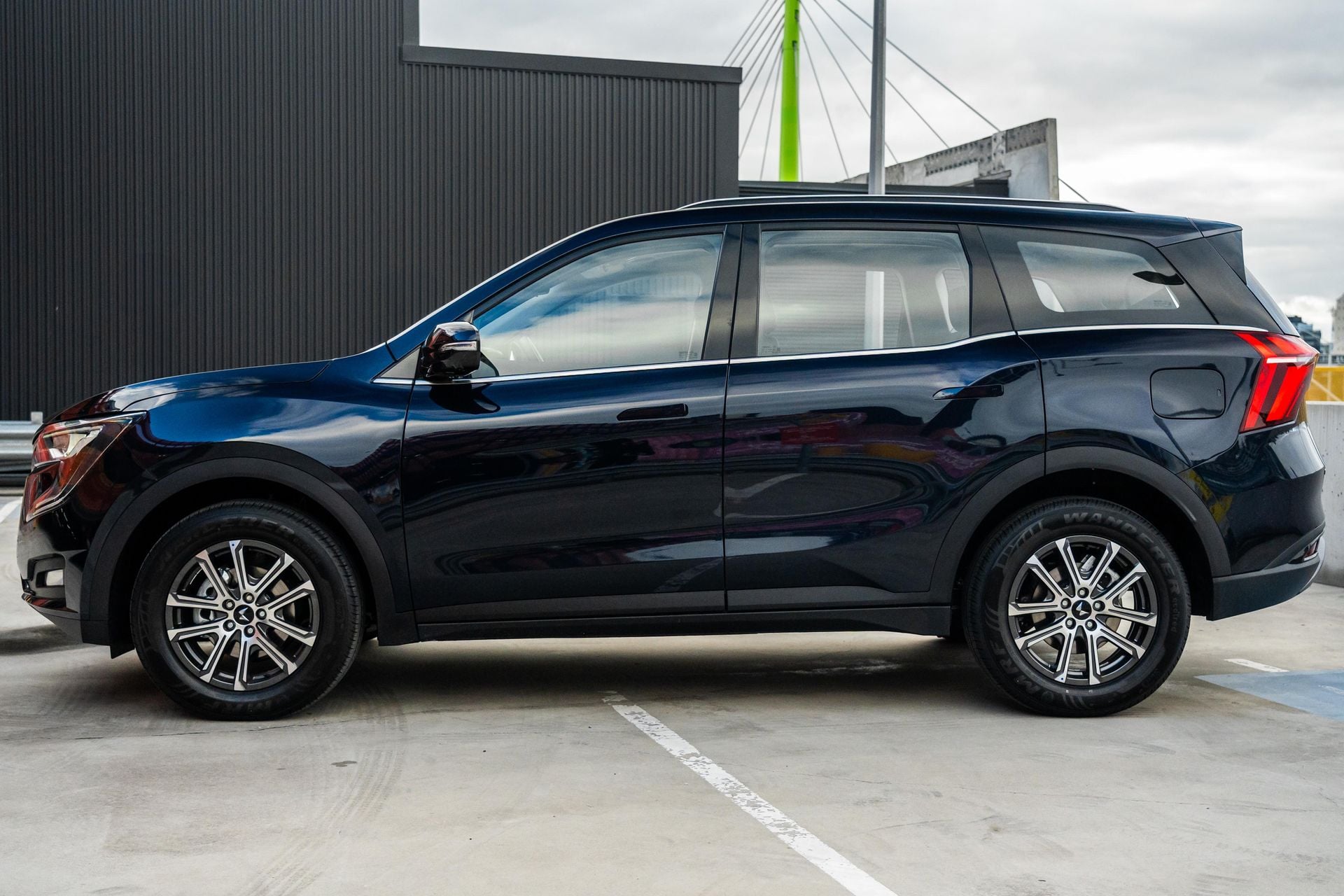 2025 Mahindra XUV700 AX7L vs Nissan X-Trail ST-L comparison: Spec ...