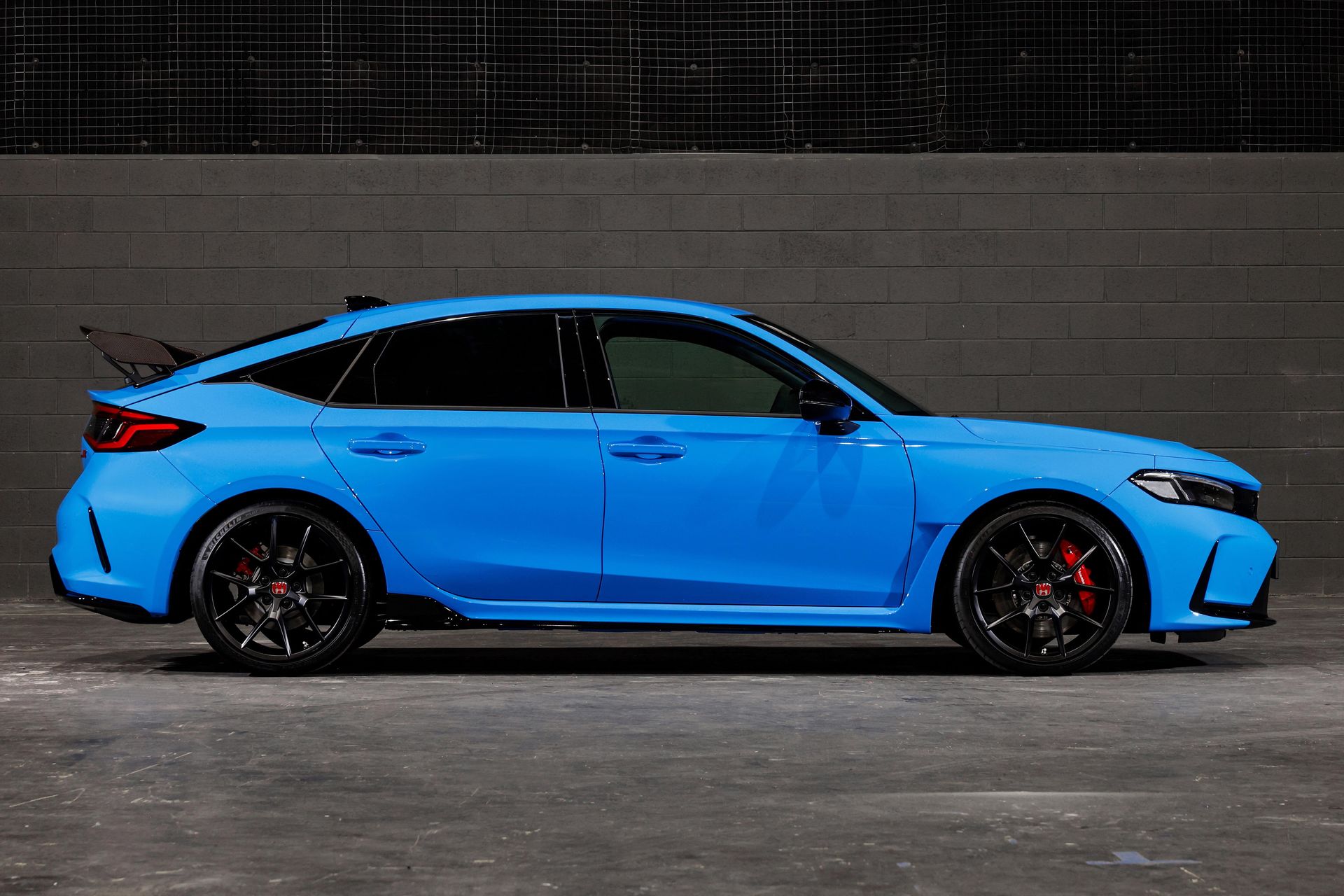 Honda Civic Type R is more expensive, but now comes in a pretty blue ...