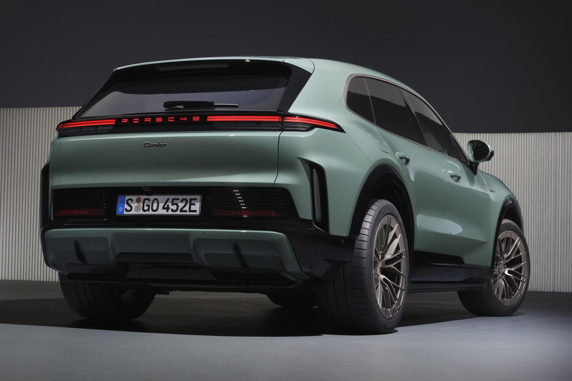 2026 Porsche Cayenne Electric gets 642km range and more pace than a 911 ...