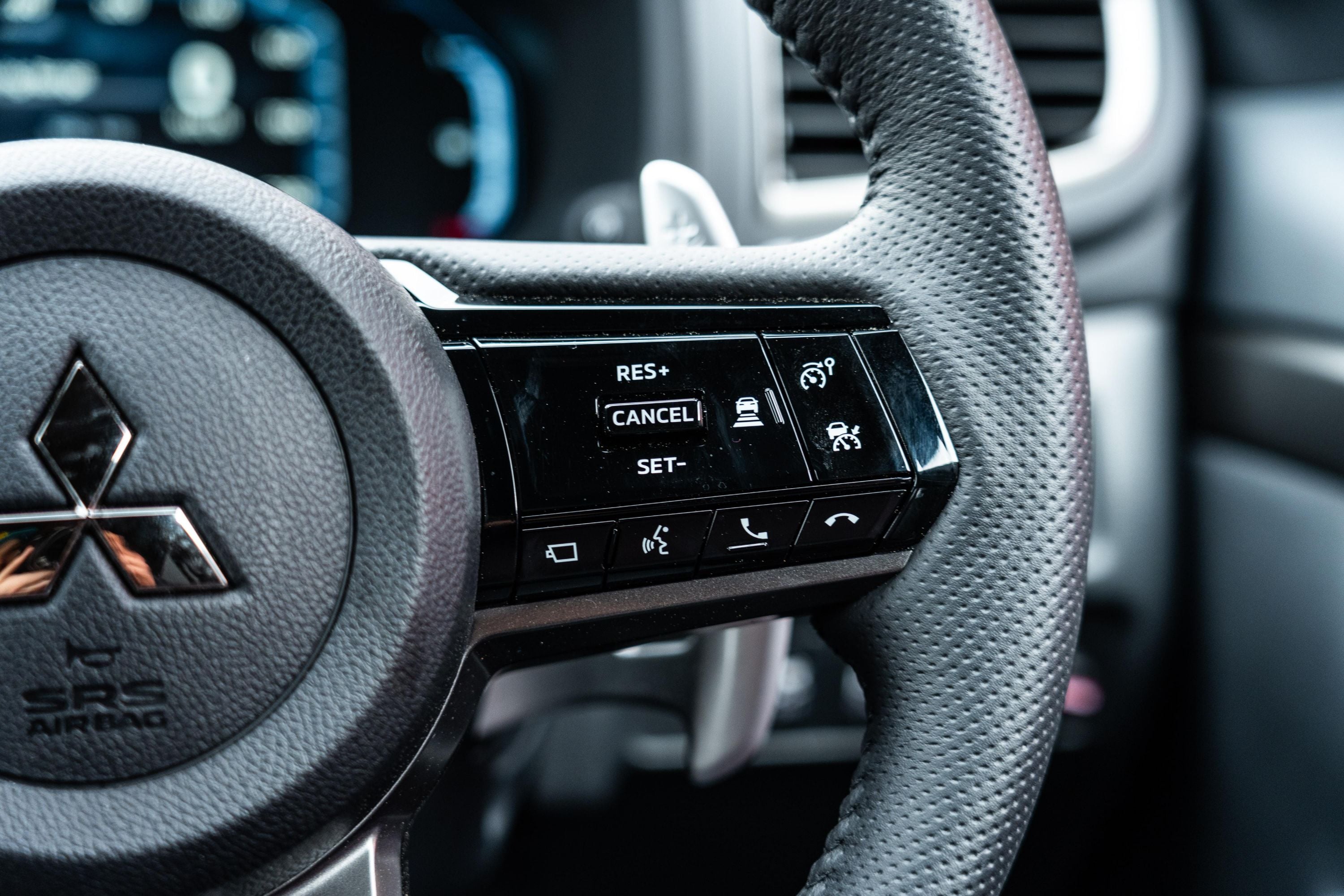 Mitsubishi Pajero Vs Mitsubishi Pajero Sport Comparison Carexpert